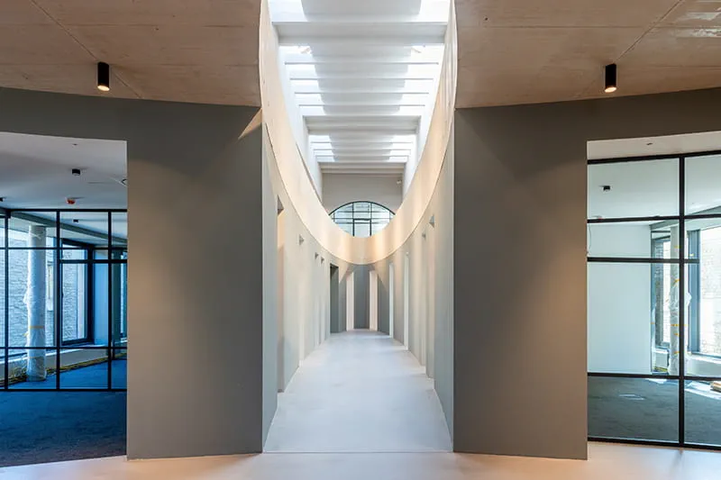 Installation of a seamless floor